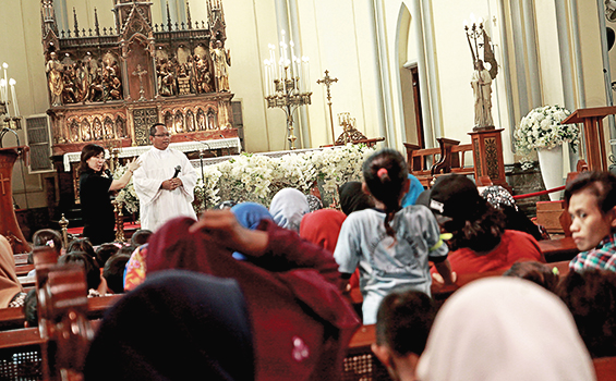 Romo Kris didampingi Humas KAJ majalah hidup katolik | HIDUPKATOLIK.com