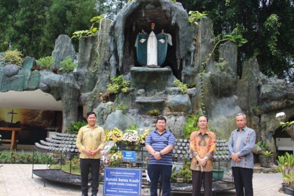 Merenungkan Jalan Salib Yesus, Plt. Dirjen Bimas Katolik dan Rombongan ...