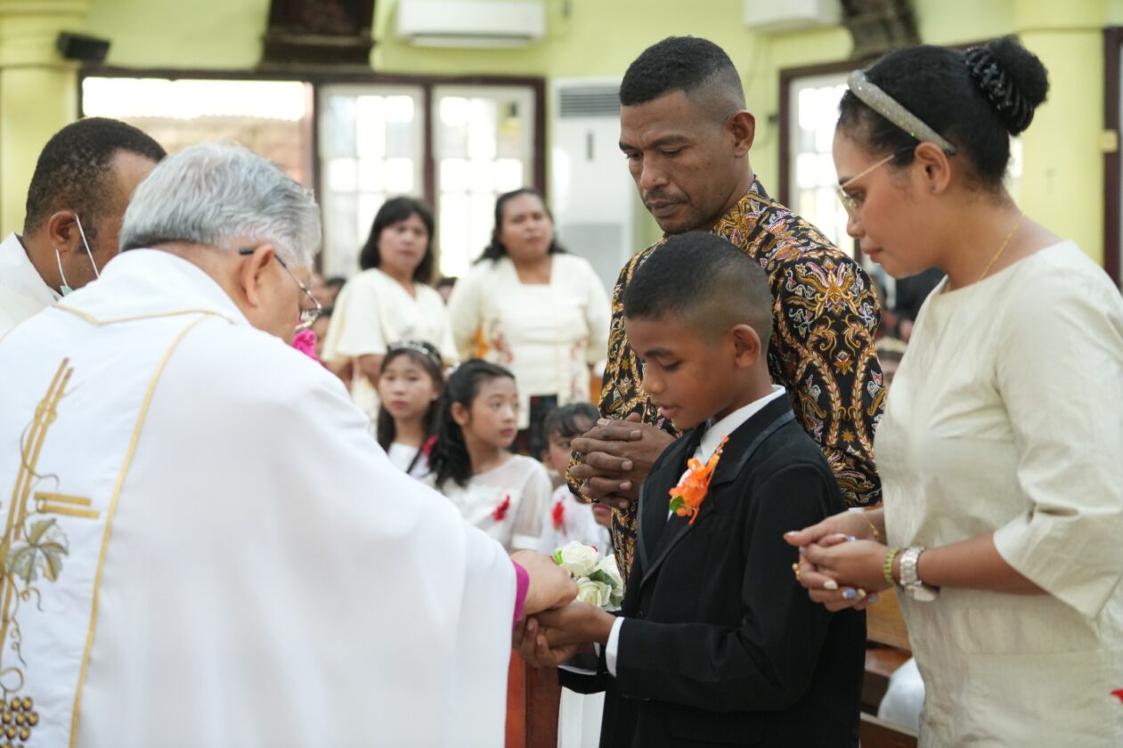 Uskup Agung Merauke, Mgr. P.C. Mandagi, MSC Ajak Anak-anak dan Orang ...