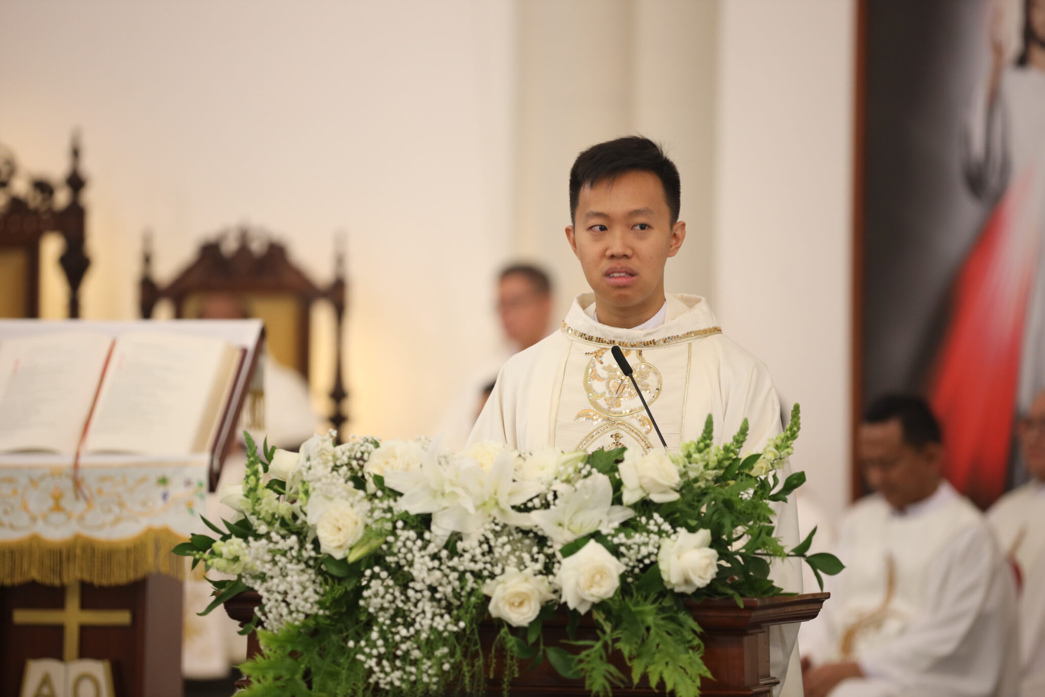 Momen Haru Misa Perdana Imam Perdana dari Paroki Alam Sutera ...