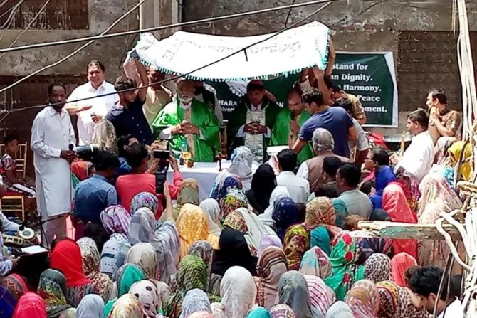 Ratusan Umat Katolik Pakistan Merayakan Misa di Luar Gereja yang ...