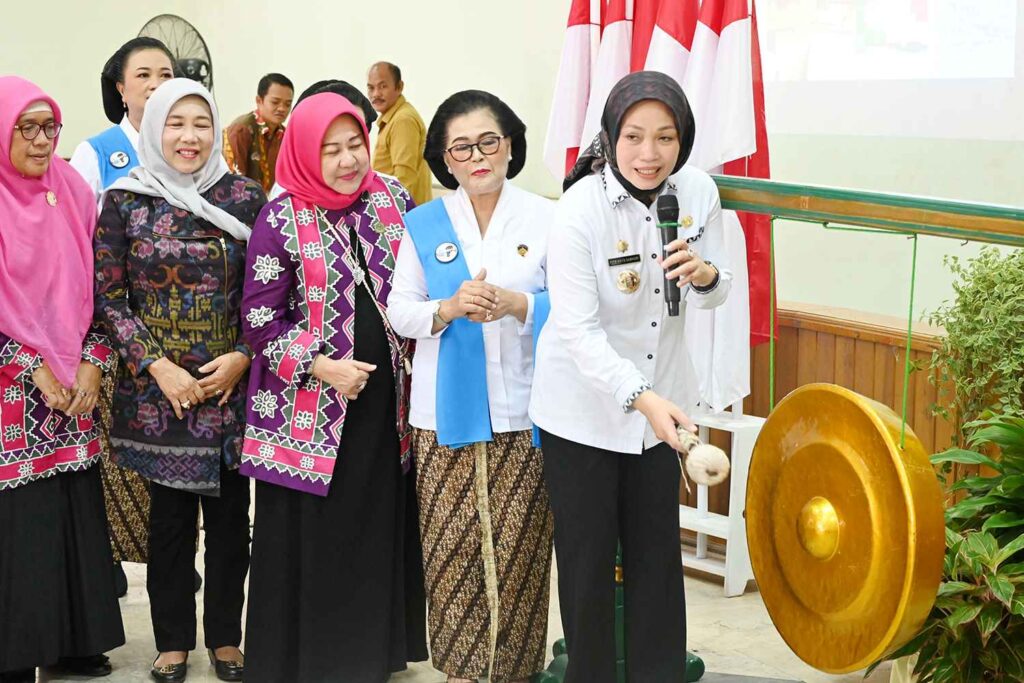 Ketua Presidium Dewan Pimpinan Pusat WKRI, Elly Kusumawati Handoko ...