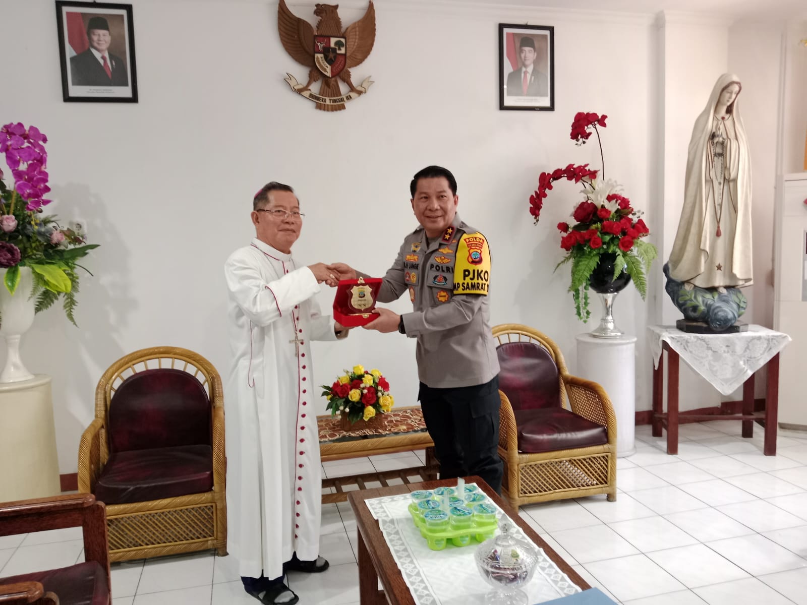 Kapolda Sulut Bertemu Uskup Manado, Keakraban Terlihat Nyata ...