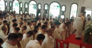 Seorang Imam dan 14 Diakon Ditahbiskan Uskup Manado | HIDUPKATOLIK.com